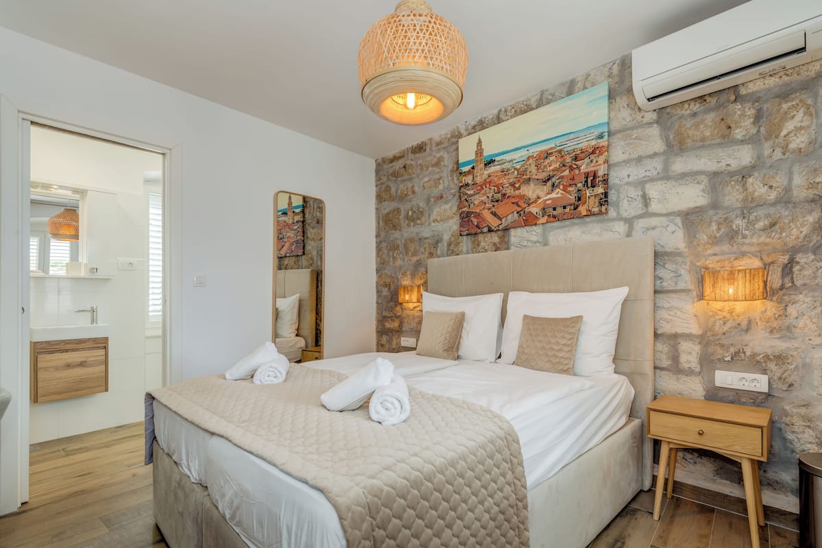 Quarto luxo | Camas com colchões de espuma com sistema de memória, escrivaninha