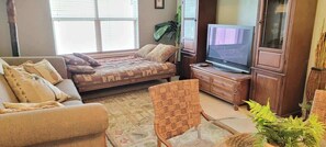 Apartamento em Condomínio Fechado, várias camas, cozinha | Sala de estar | Televisor de ecrã plano de 42 polegadas com canais digitais