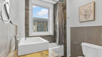Quarto Deluxe | Casa de banho | Artigos de higiene pessoal grátis, um secador de cabelo