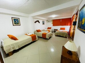 Quarto Familiar | Cofre no quarto, cortinas/cortinados opacos, roupa de cama fornecida 