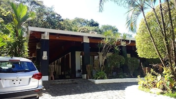 Fachada da propriedade