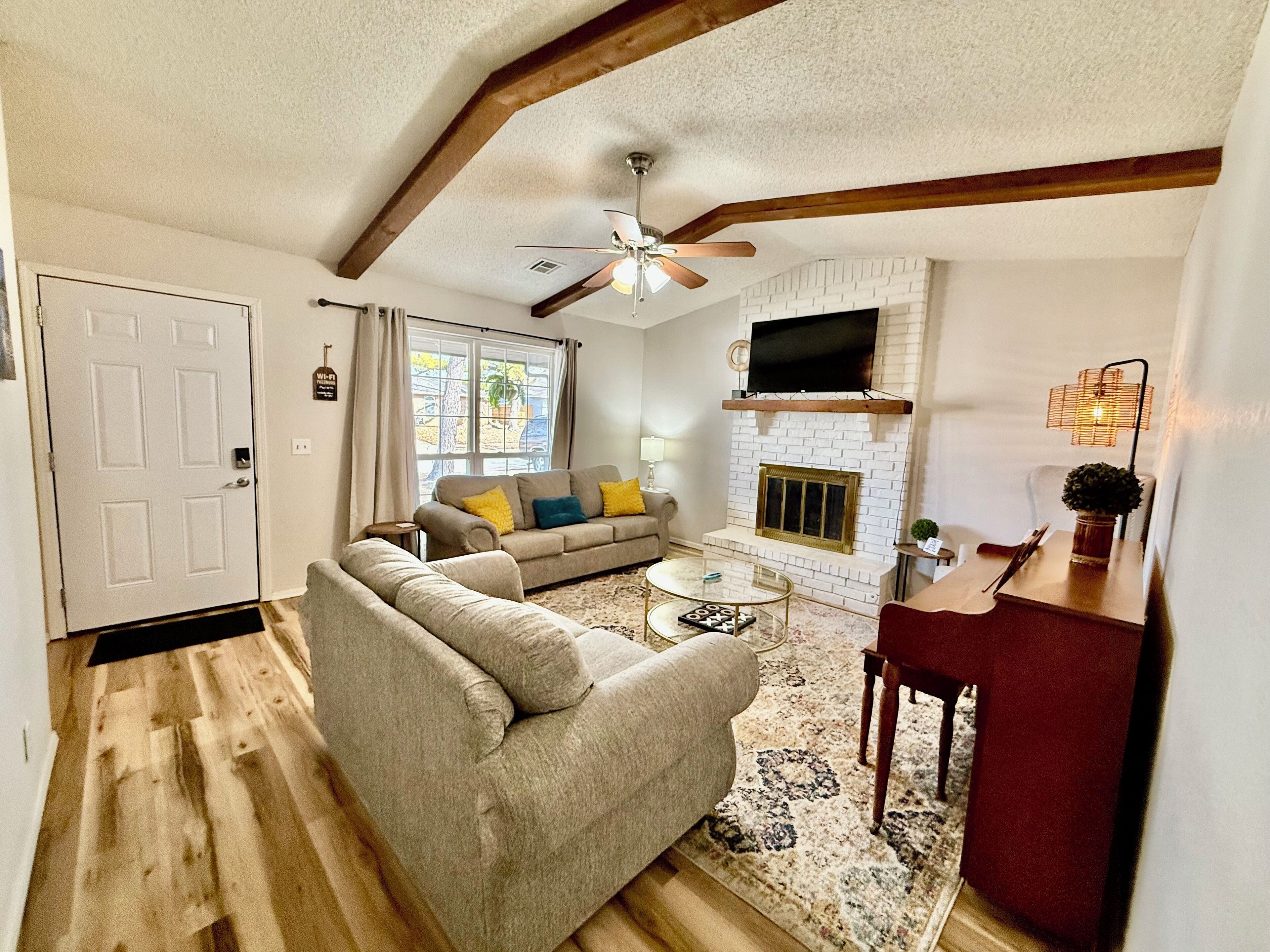 Cheerful 3-br Home W/ Gourmet Coffee Bar, Patio, Fenced Backyard - Broken Arrow, OK