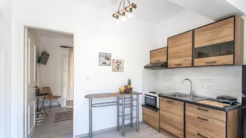 Two-Bedroom Apartment | Cozinha privada | Minifrigorífico, utensílios de cozinha