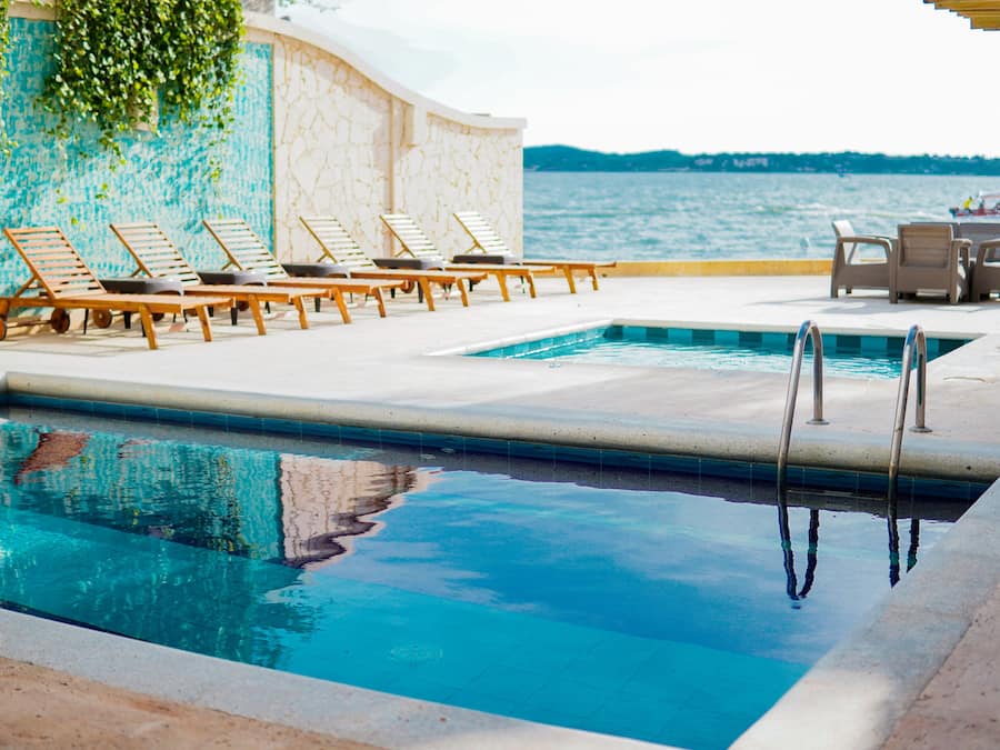 2 piscinas exteriores, da(s) 9:00 à(s) 22:00, espreguiçadeiras