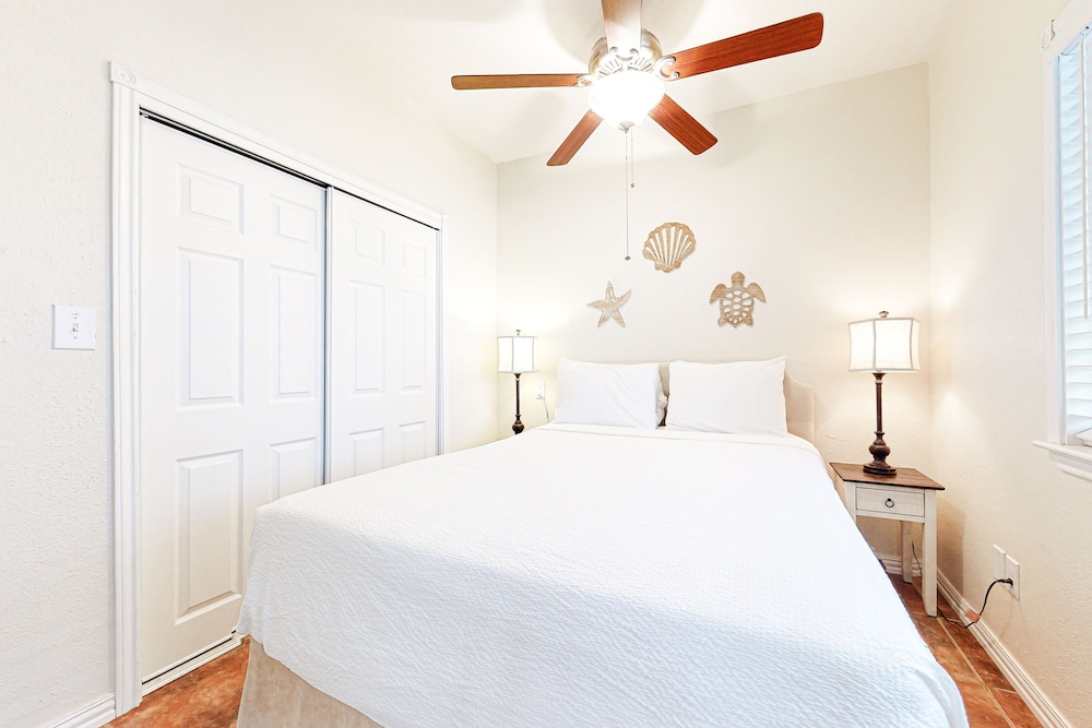 Beautiful Condo With Washer/dryer, Pool, Board Games, Kitchen & Central Ac - Corpus Christi, TX