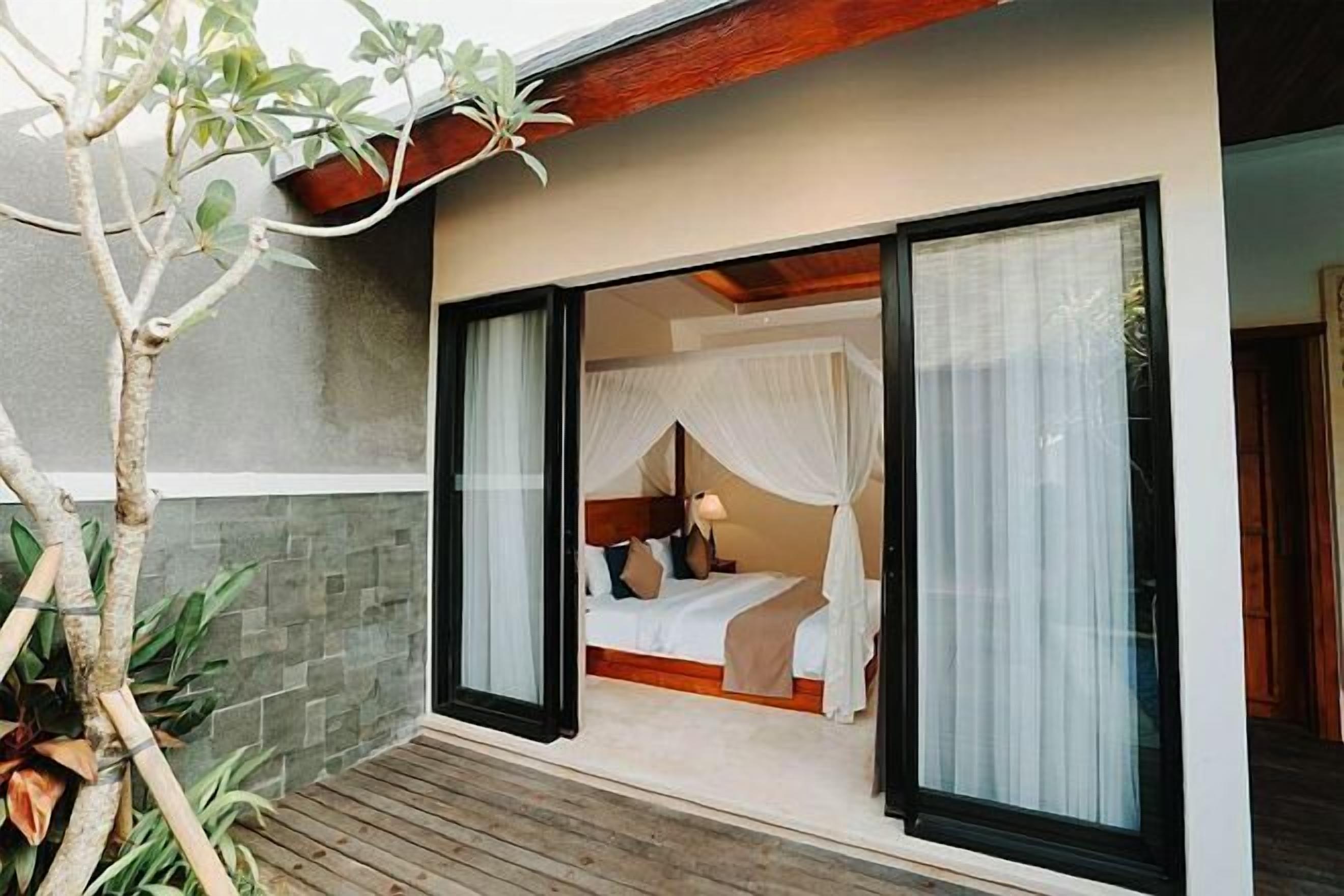 Roupa de alta qualidade, cofre no quarto, secretária 