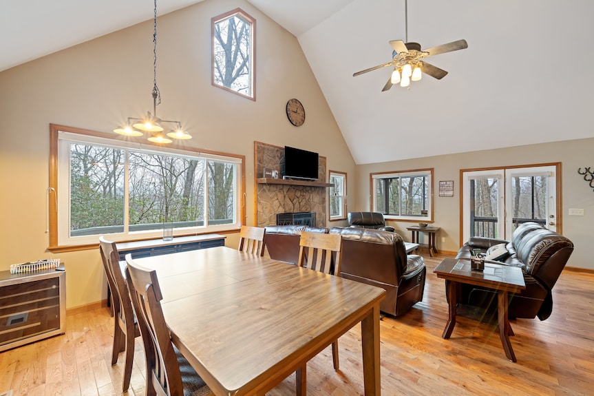 Dog-friendly, Mountain-view Retreat With A Grill, Deck, Washer/dryer, & Ac - Blairsville, GA