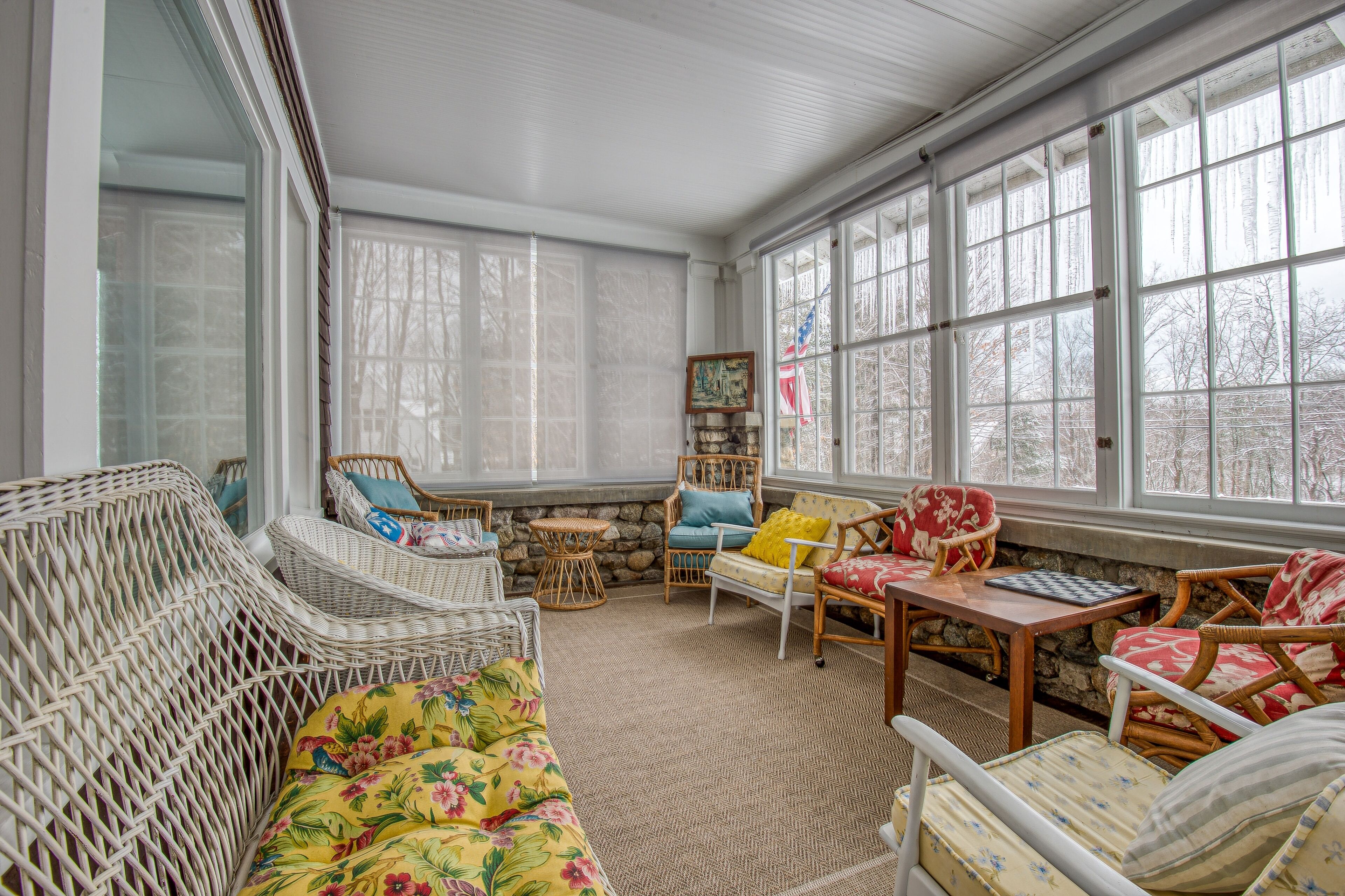 Cozy Home With  Covered Porch, & Sun Room - Walk To Shops/dining/bars - Littleton, NH