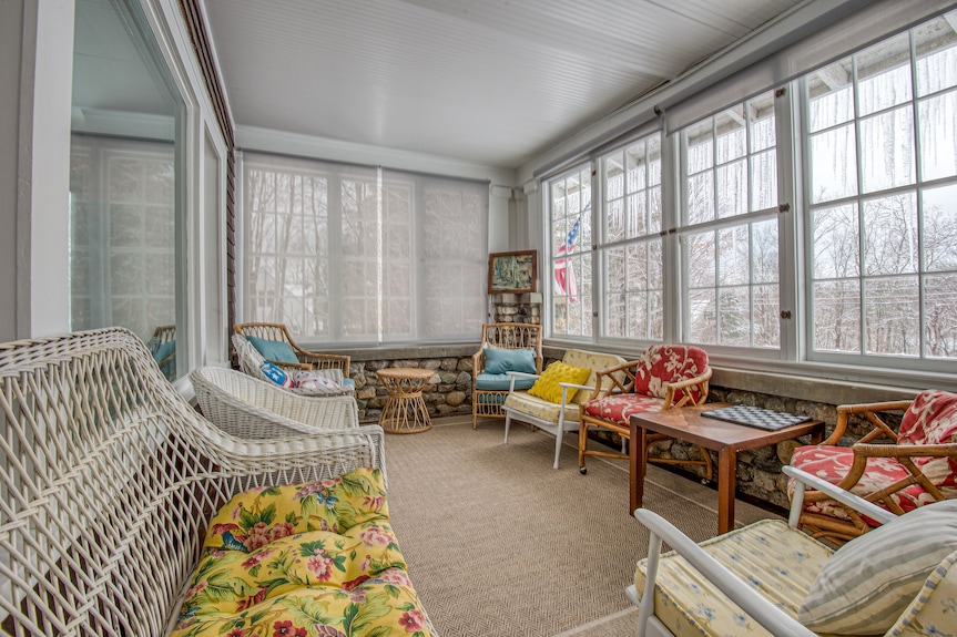 Cozy Home With Covered Porch, & Sun Room - Walk To Shops/dining/bars - Littleton, NH