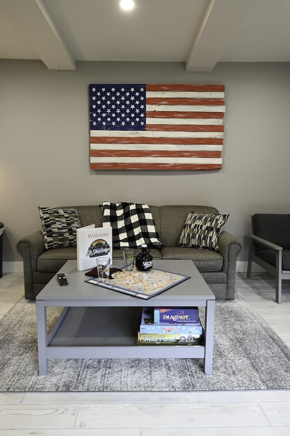 Golf Lakes Summer Fun! Sleeps 5. King Bed. Futon, Sofa Sleeper, Laundry Pool - Michigan