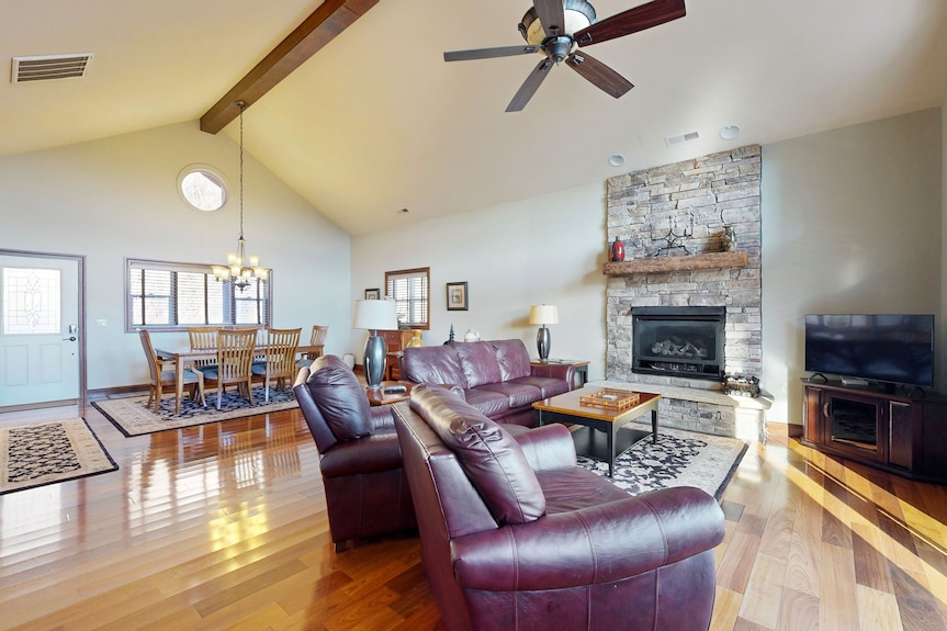 Mountainside Condo With Private Balcony, Washer/dryer, Shared Pool, Sauna, & Gym - Bryson City, NC