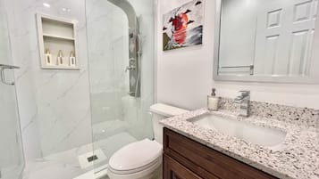 Quarto casal luxo, 1 cama Queen, banheiro privativo | Banheiro | Chuveiro, ducha de hidromassagem, secador de cabelo, toalhas de banho