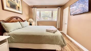 Quarto Duplo Comfort, 1 cama queen-size, casa de banho partilhada, vista para o jardim | Lençóis de algodão egípcio, roupa de alta qualidade, secretária