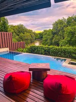 Villa Design | Sala de estar | Televisor de ecrã plano de 42 polegadas com canais por cabo, televisor 