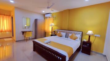 Quarto casal luxo de uso individual, 1 quarto, vista para a cidade | Espaço de trabalho para notebook, Wi-Fi de cortesia