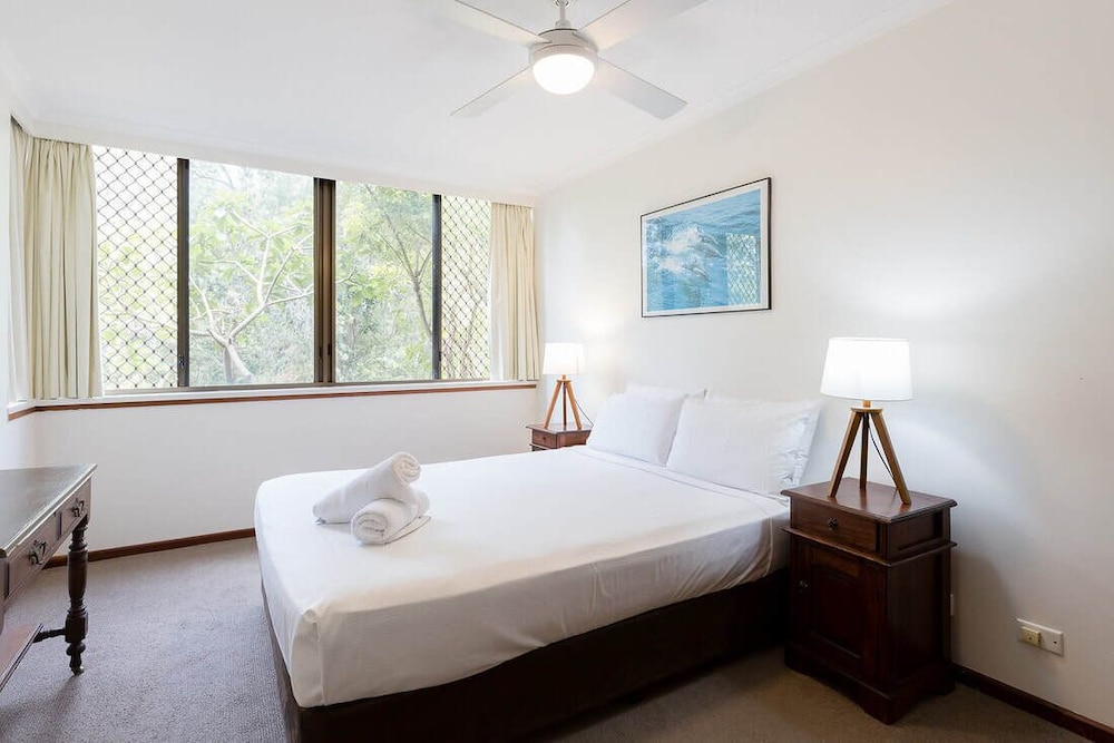 Fuller Holidays - Beachfront Unit In Town With Pool - Byron Bay