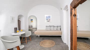 Cave Suite with Caldera & Sea View | Área de estar | TV de tela plana