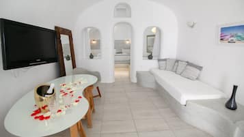 Honeymoon Suite with Hot Tub and Sunset View | Área de estar | TV de tela plana
