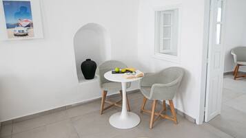 Cave Suite with Caldera & Sea View | Sala de estar | TV de ecrã plano