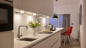 Geladeira, micro-ondas, fogão, cooktop