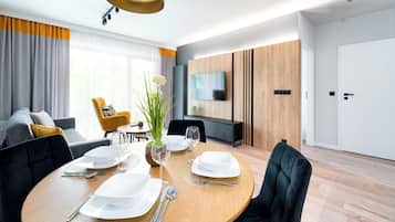 Apartamento Deluxe (8/27 C) | Sala de estar | TV de ecrã plano
