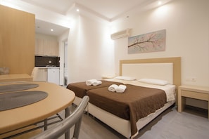 Studio with Garden View | Wi-Fi de cortesia, roupa de cama