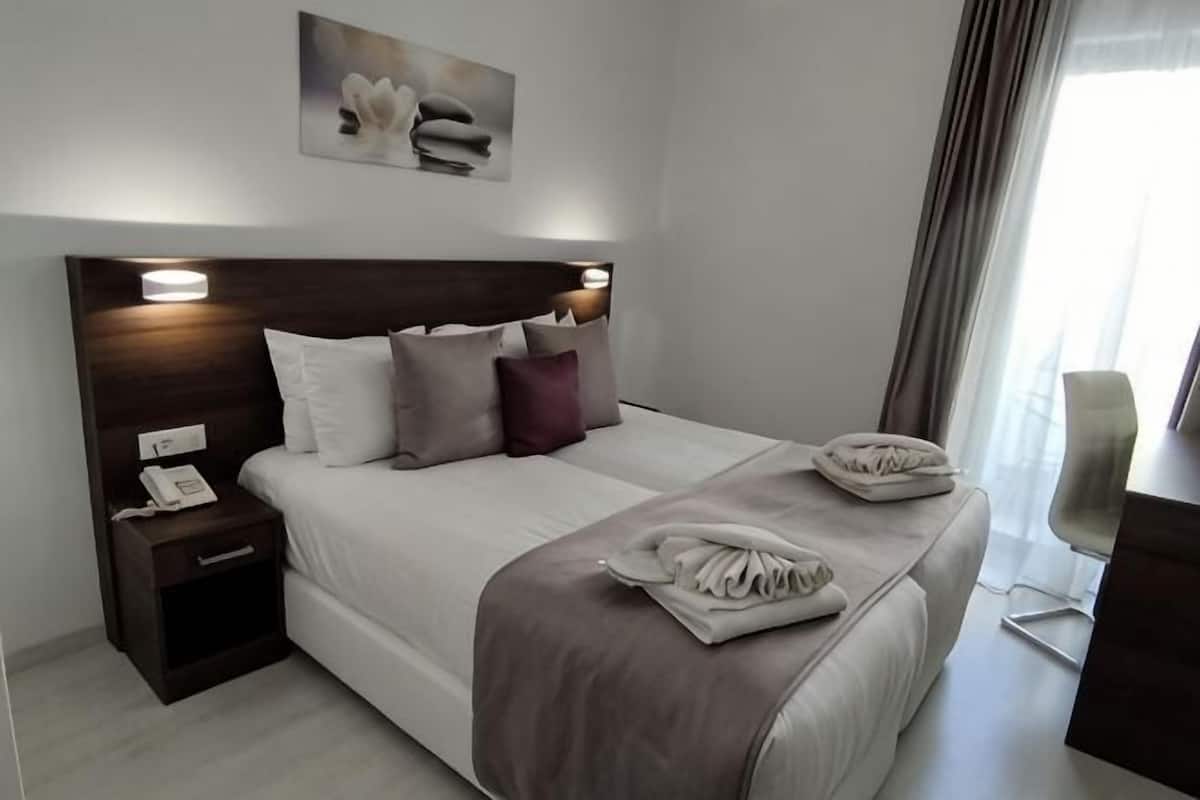 Frigobar, cofres nos quartos, cortinas blackout