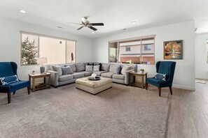 Casa geminada, 6 quartos | Área de estar | Smart TV, serviços de streaming