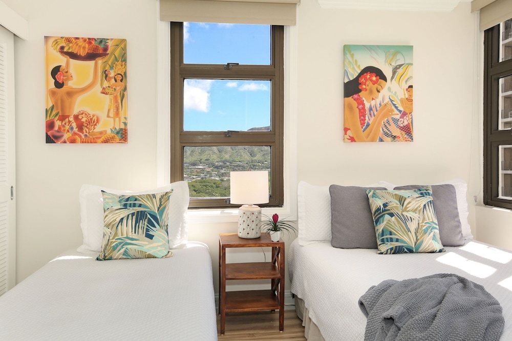 Gorgeously Renovated 1-bedroom Waikiki Suite With Ocean View! Parking, Pool! - Honolulu