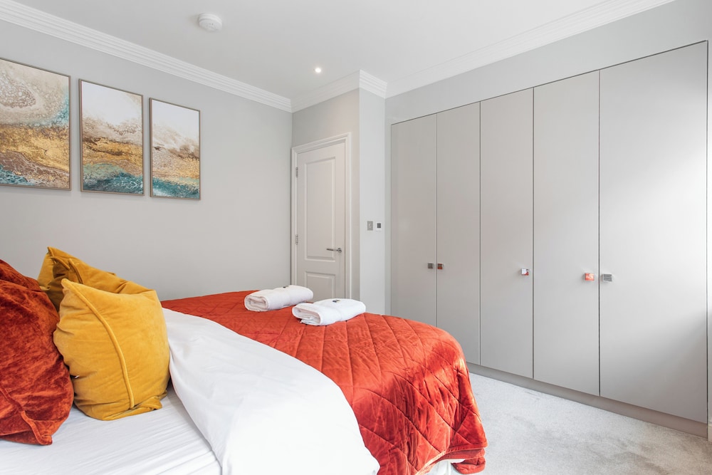 Brand New Development. 5 Star Luxury flat with garden - London | Vrbo