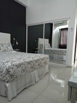 Quarto Standard | Edredões de penas, cofre no quarto, cortinas/cortinados opacos 