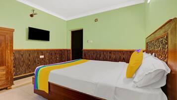 Quarto casal standard | Escrivaninha, ferros/tábuas de passar roupa