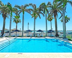 Piscina exterior, guarda-sóis, espreguiçadeiras 