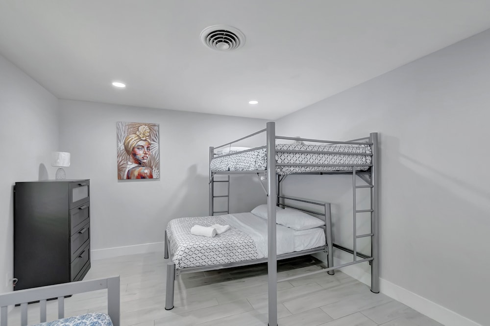 Gorgeous Spacious 2bd 2bath Sleeps 6 Private Yard, Parking, Gas Grill, Dogs Ok - Boynton Beach, FL