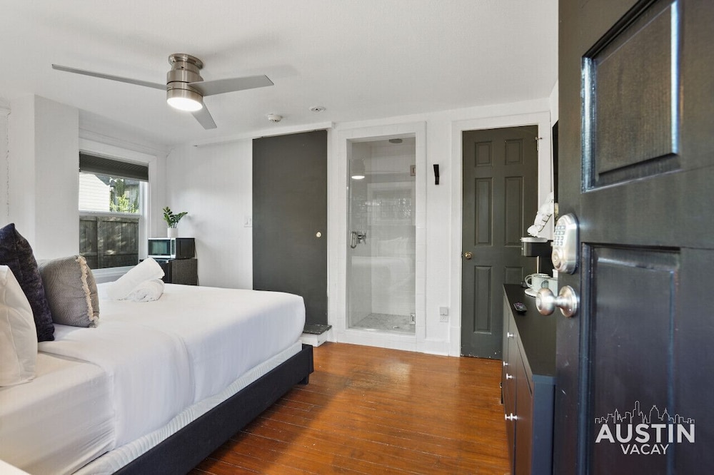 Prime Location W King Accommodations Near Downtown - Austin, TX