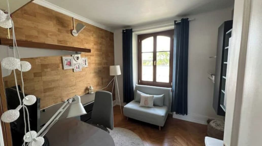 Historic Family Home With Private Fenced Park (3.5 Bedrooms -1 Bathroom) - Doubs