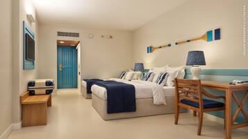 Frigobar, cofres nos quartos, escrivaninha, cortinas blackout