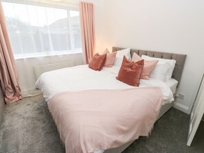 2 quartos, com decoração personalizada, com mobília individualizada 