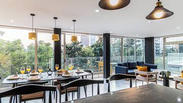 Apartamento Superior | Sala de estar | Televisor LED de 32 polegadas com canais por cabo, televisor