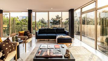 Apartamento Superior | Sala de estar | Televisor LED de 32 polegadas com canais por cabo, televisor