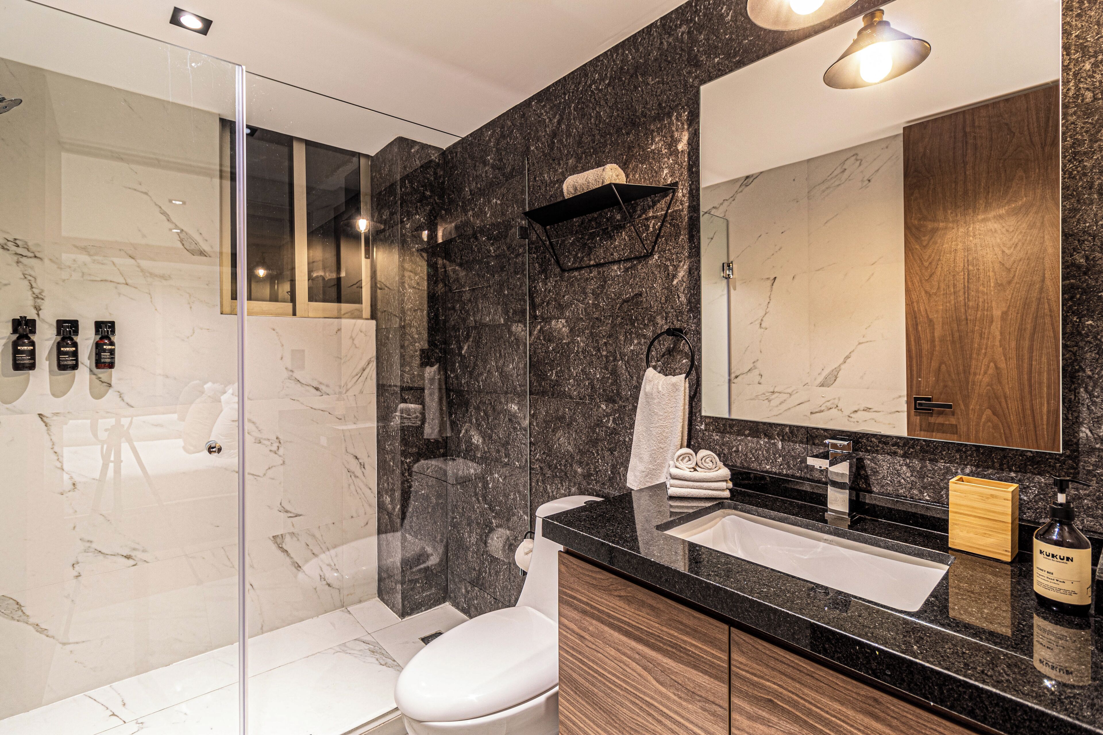 Apartamento Nobre | Casa de banho | Um polibã, um chuveiro fixo, um secador de cabelo, toalhas fornecidas 