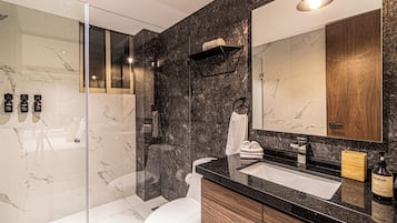 Apartamento Nobre | Casa de banho | Um polibã, um chuveiro fixo, um secador de cabelo, toalhas fornecidas