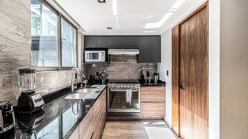 Apartamento Nobre | Cozinha privada | Um frigorífico, um micro-ondas, uma placa de cozinha