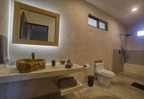 Quarto Superior | Casa de banho | Artigos de higiene pessoal grátis, um secador de cabelo