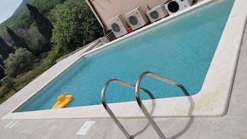 Apartamento (Three Bedroom Apartment with Swimming) | Piscina | Piscina exterior, guarda-sóis, espreguiçadeiras