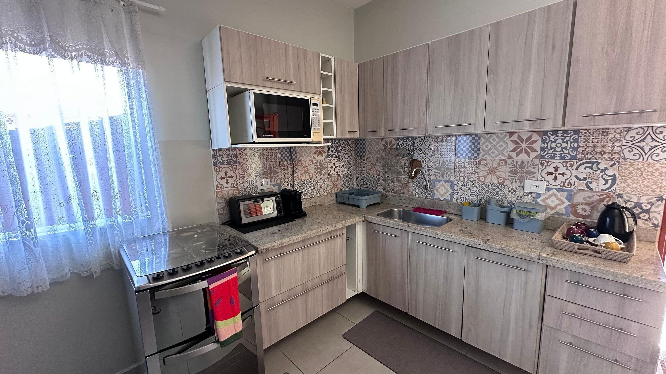 Villa Básica | Cozinha privada | Um frigorífico, um micro-ondas, um forno, uma placa de cozinha 