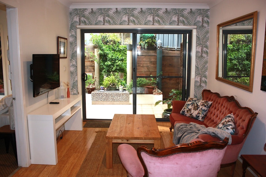 Hideaway Apartment In Bustling Beachside Suburb, Short Walk To City Attractions - Newcastle