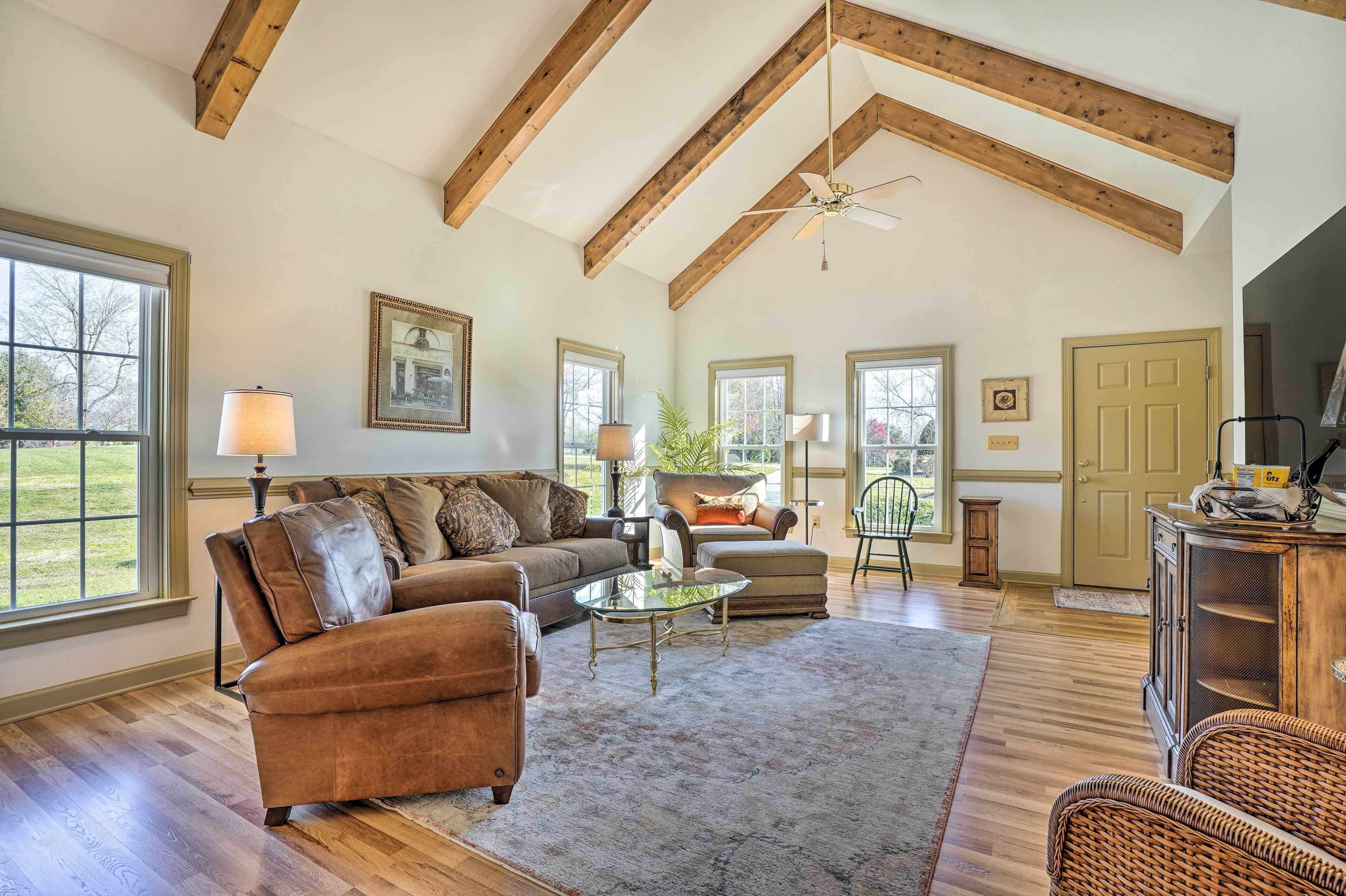 'Chateau Ridge' Peaceful Retreat W/ Fire Pit! - Hampstead, MD