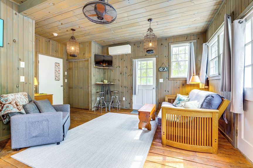 Killingly Barnyard Studio In Wine Country! - West Thompson Lake, CT