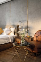 Quarto casal luxo, 1 quarto | Frigobar, cofres nos quartos, escrivaninha, Wi-Fi de cortesia